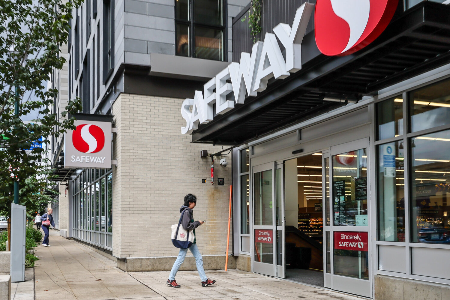 Huge stakes as trial starts in Washington state's suit against Kroger ...