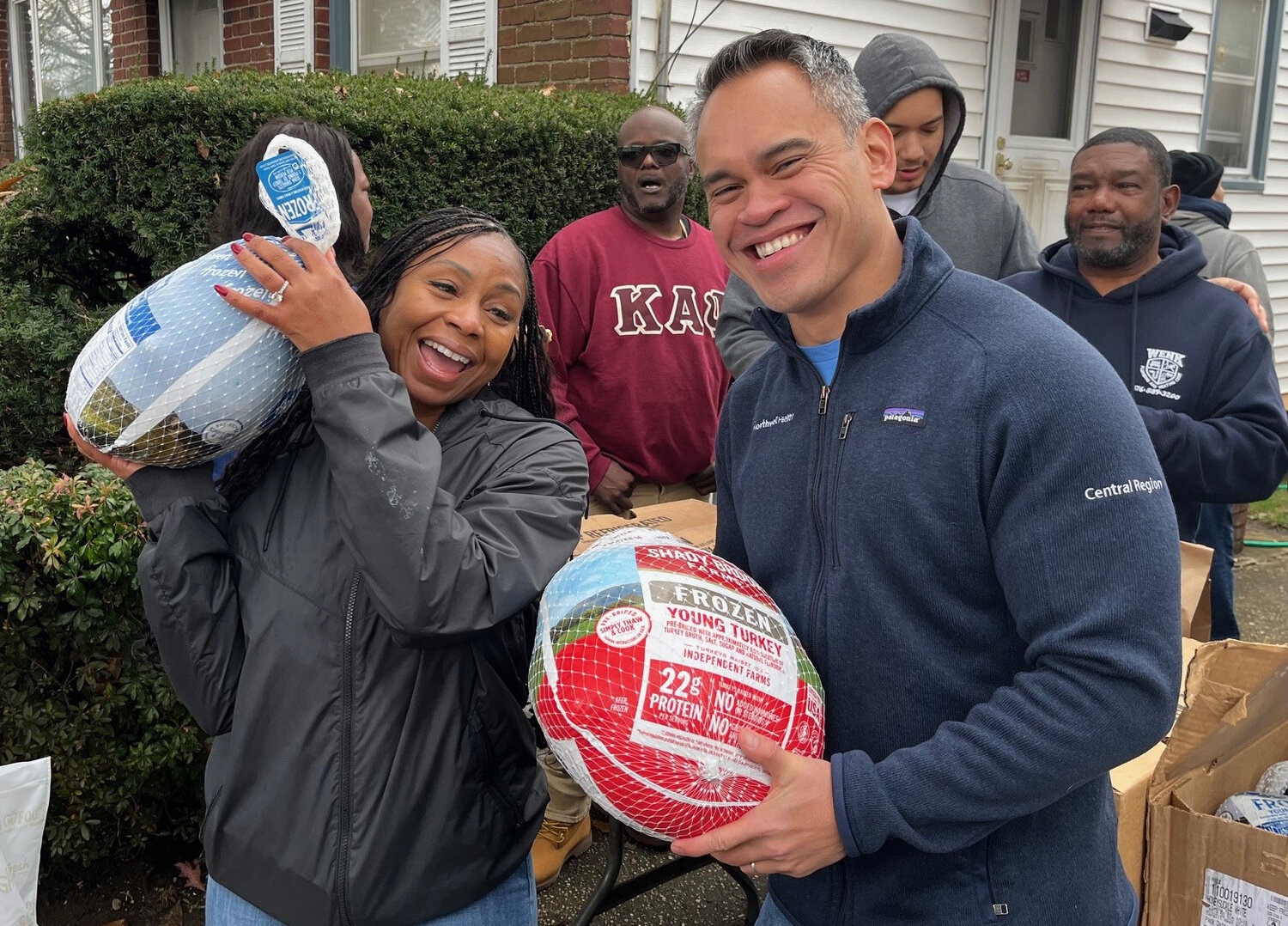 Angelik Bell continues family tradition with annual Uniondale turkey ...