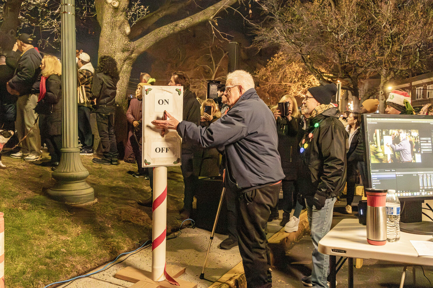 Christmas lighting draws thousands to the Village of Malverne | Herald ...