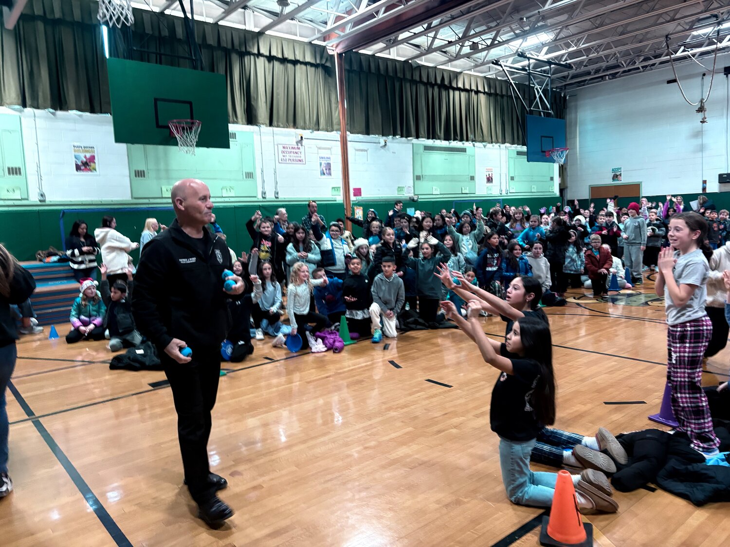 Seaford Harbor Elementary School students thank local police with ...