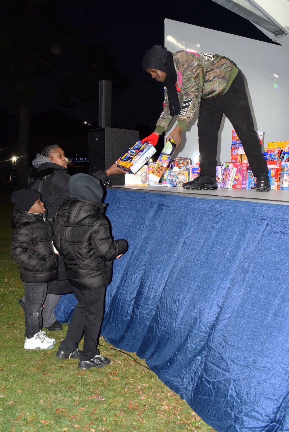 Annual Winter Wonderland hits Hempstead with a toy giveaway and fun ...