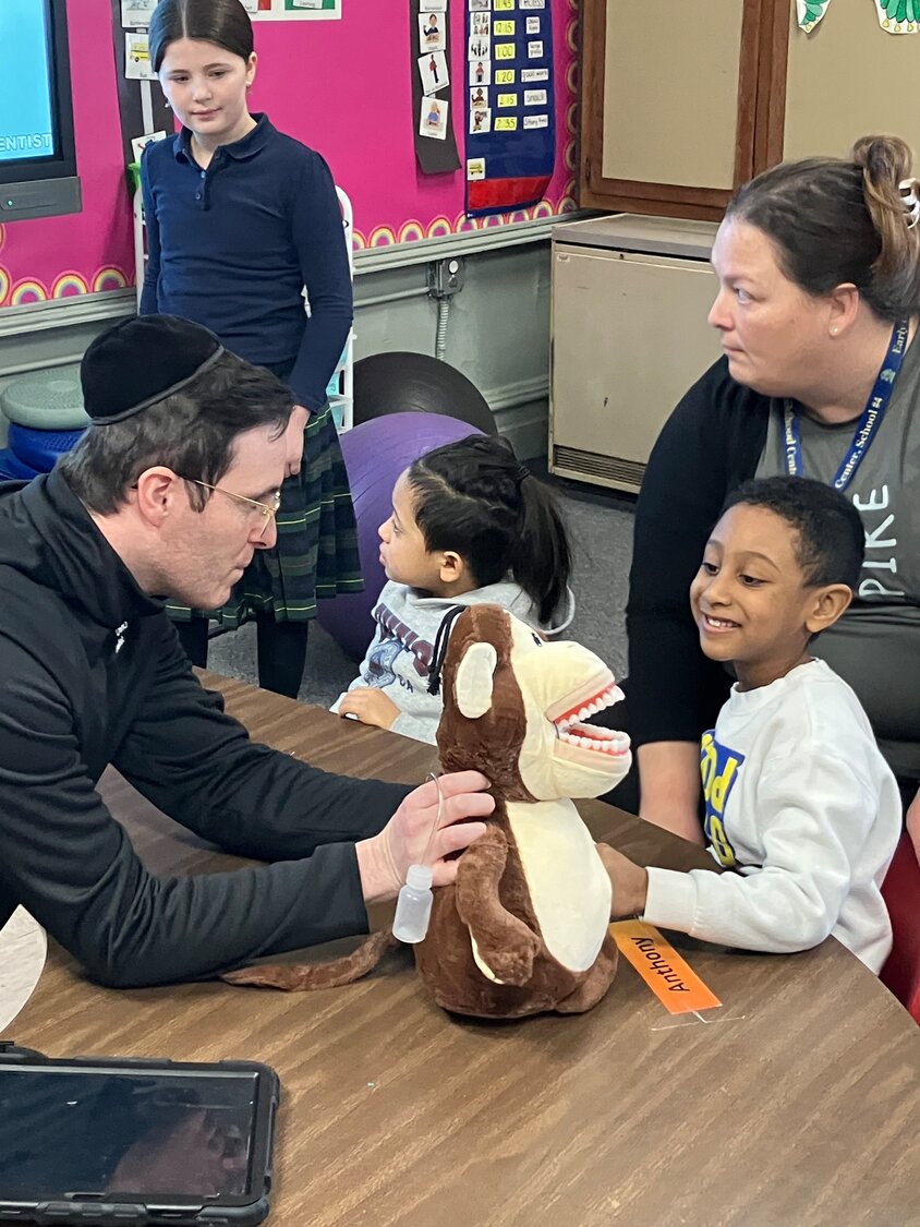 Dentist teaches Lawrence students importance of dental hygiene | Herald ...