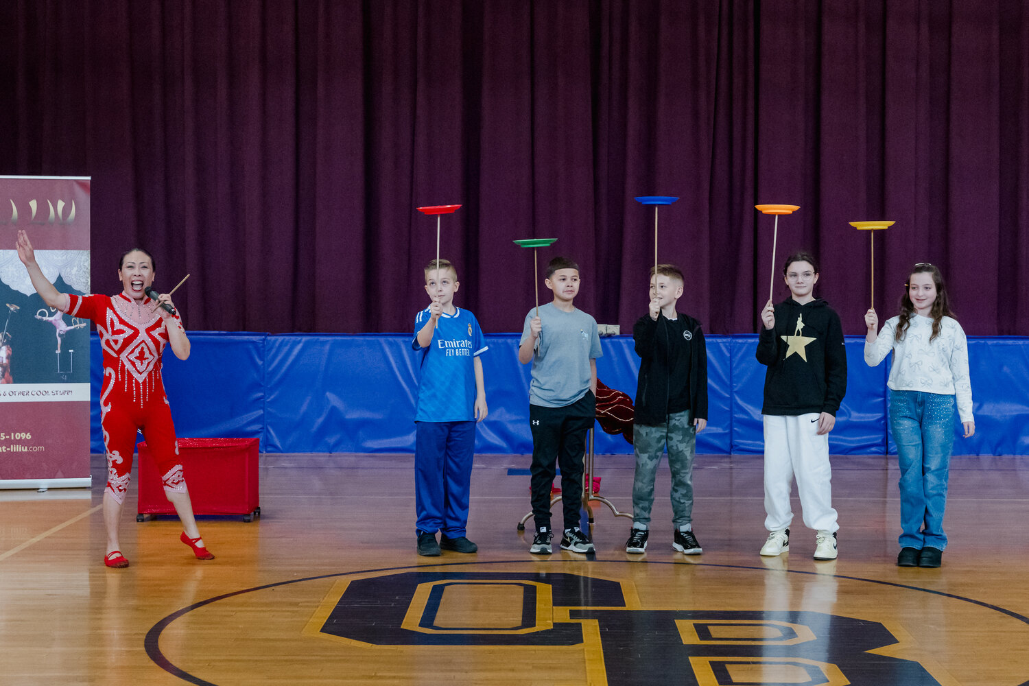 Acrobat Li Liu dazzles James H. Vernon Elementary School students ...