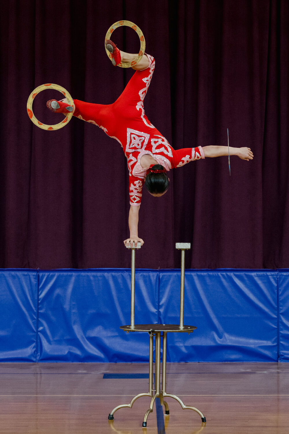 Acrobat Li Liu dazzles James H. Vernon Elementary School students ...