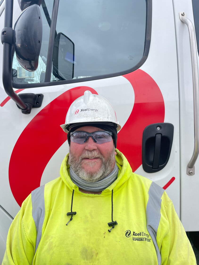Electric line workers offer timely safety message - Benton County Herald