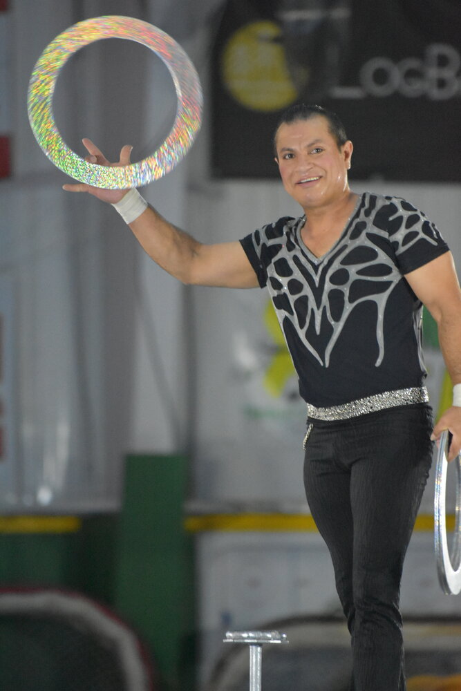 Family circus entertains in Sauk Rapids - Benton County Herald