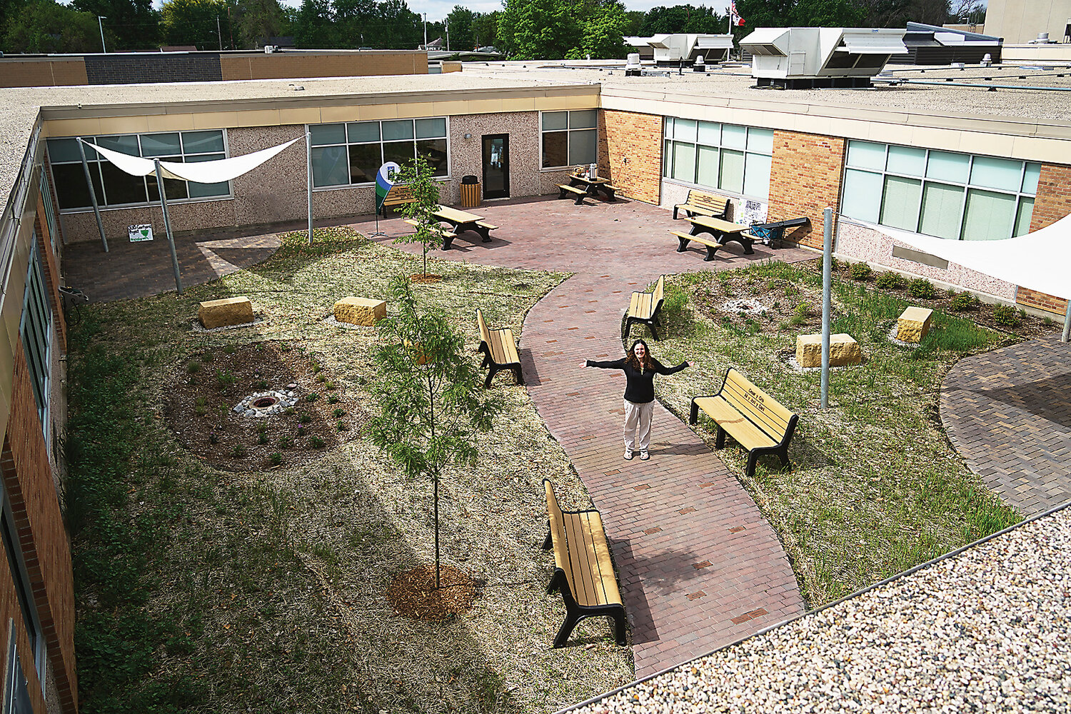 The courtyard is finished!Beautiful space is also a conservation lesson ...