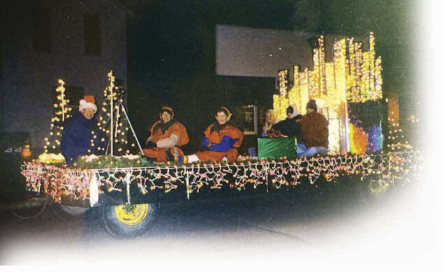 Pioneers of lighted floats - Storm Lake Times Pilot